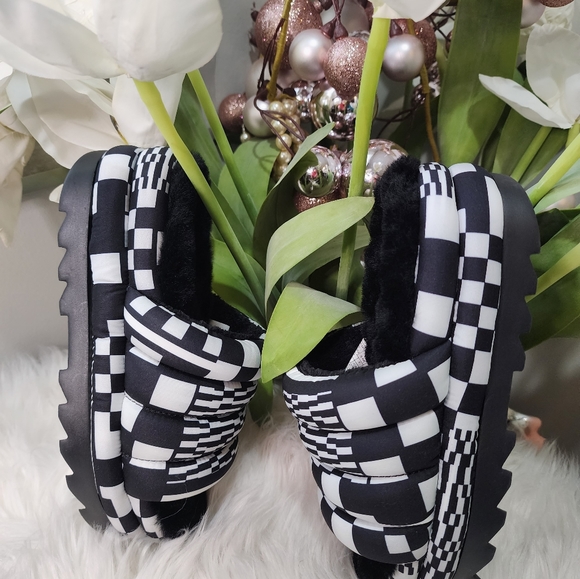 UGG | Shoes | Ugg Maxi Checks Slide Women Shoes Size6 New | Poshmark